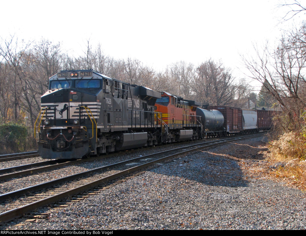NS 7628 and BNSF 5638